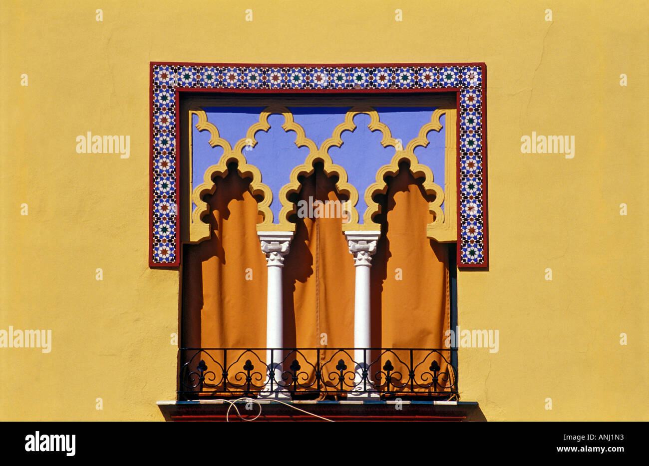 Façade de style mauresque coloré Banque de photographies et d’images à ...