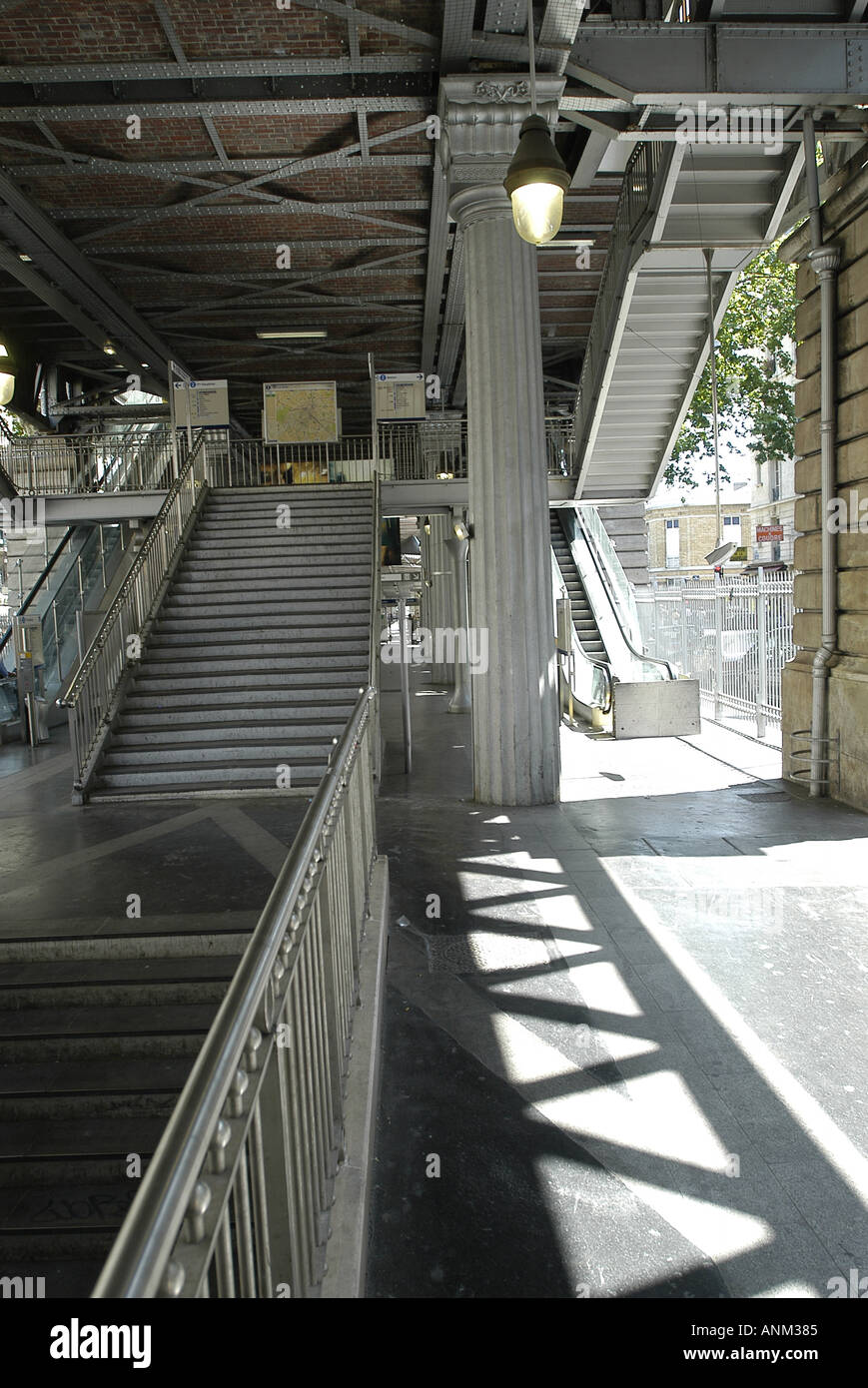 La station de métro Barbès Rochechouart Paris Photo Stock - Alamy