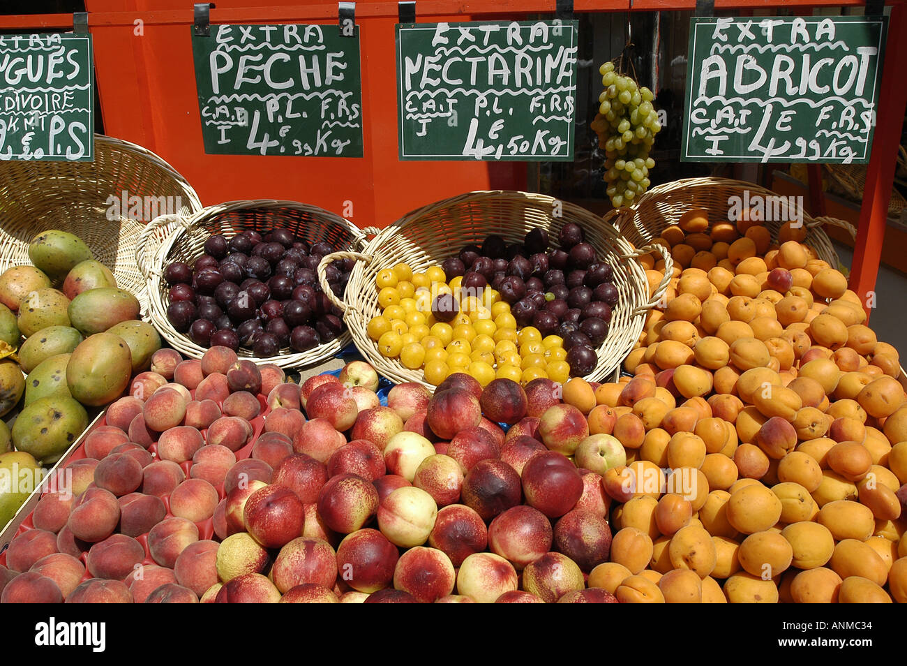 Paris fruits and vegetables shop Banque de photographies et d’images à ...