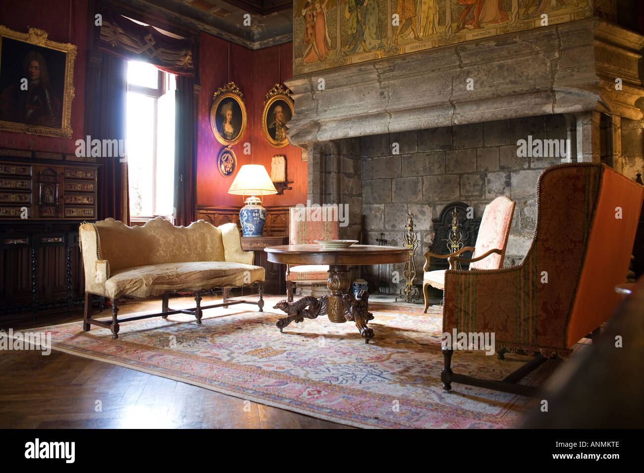 Vieux château salon avec foyer (cheminée Photo Stock - Alamy