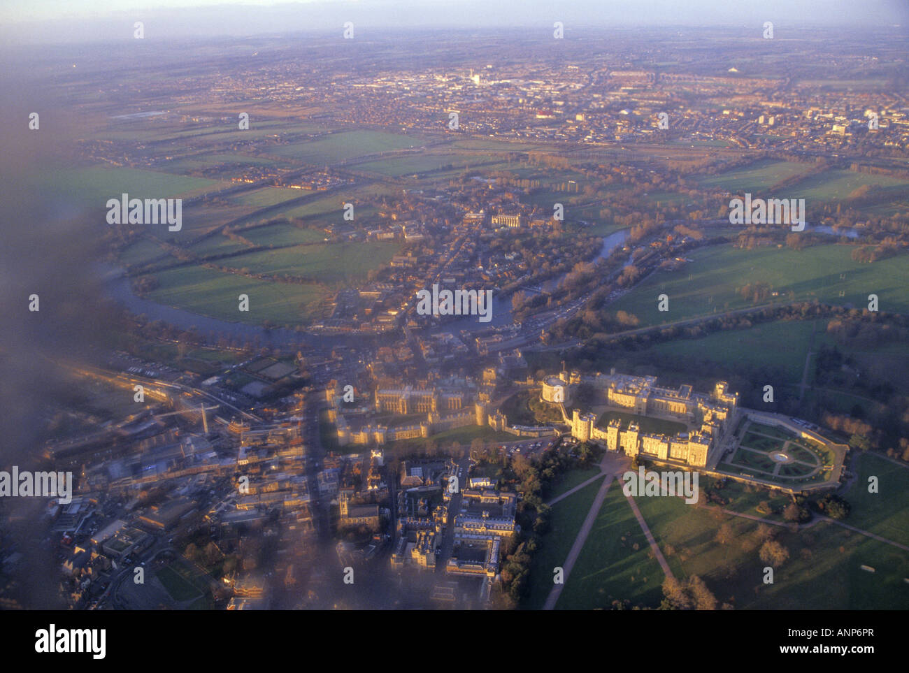 Vue aérienne du château de Windsor à travers une vitre de verre ...