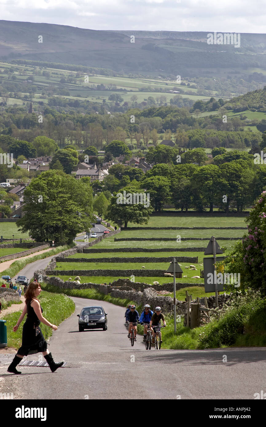 Les marcheurs et les cyclistes des voitures en été sur une route près ...