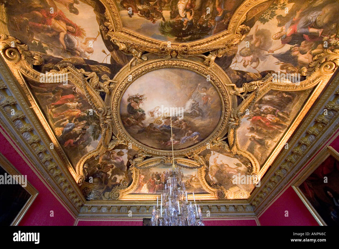 Plafond dans le salon d'Apollon Château de Versailles Paris France UE ...