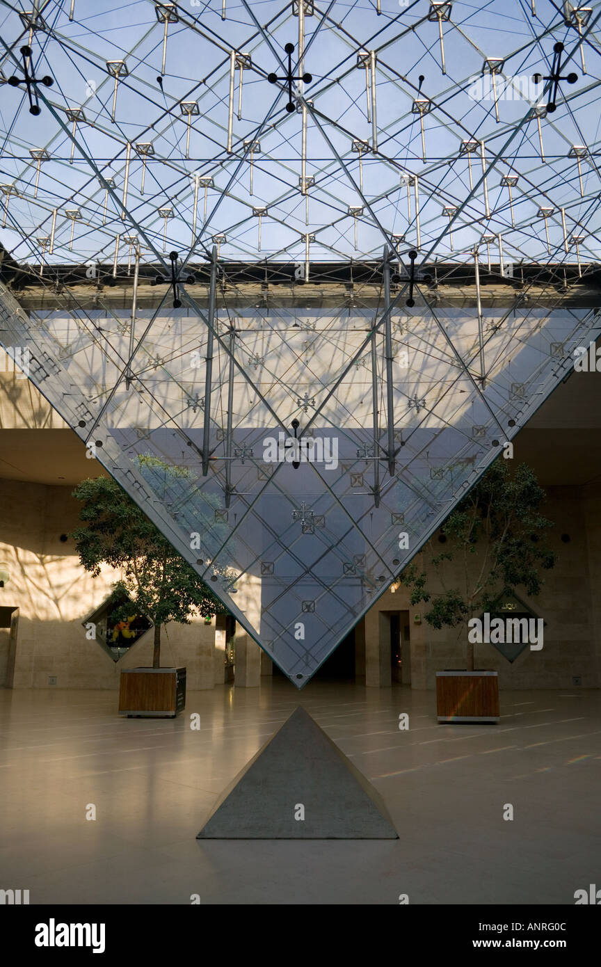 Inverted pyramid louvre Banque de photographies et d’images à haute ...