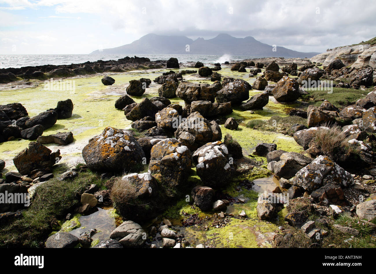 Roches du rivage, à l'île de Eigg en regardant vers le rhum, l'Ecosse ...