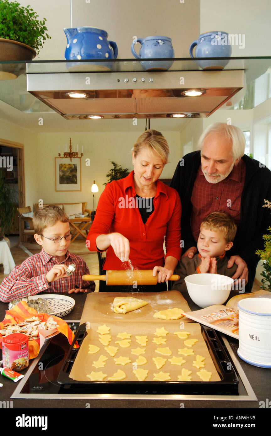 La cuisson avec Mamie et Papi dans une cuisine moderne. Deux petits ...