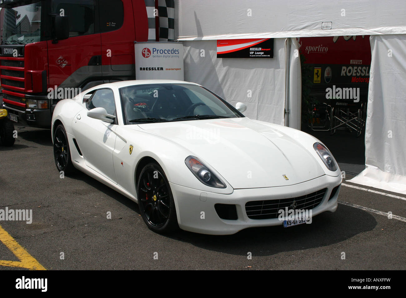 Ferrari blanche Banque de photographies et d’images à haute résolution ...