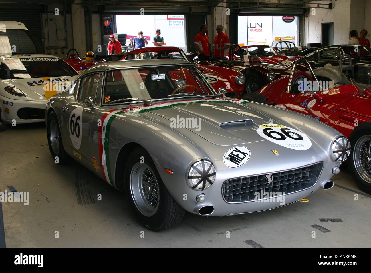 Ferrari blanche Banque de photographies et d’images à haute résolution ...