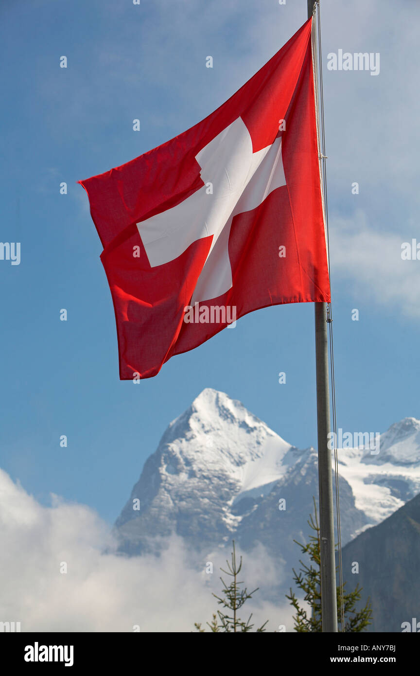 La Suisse, l'Oberland bernois, Schilthorn. Drapeau suisse volant à l ...