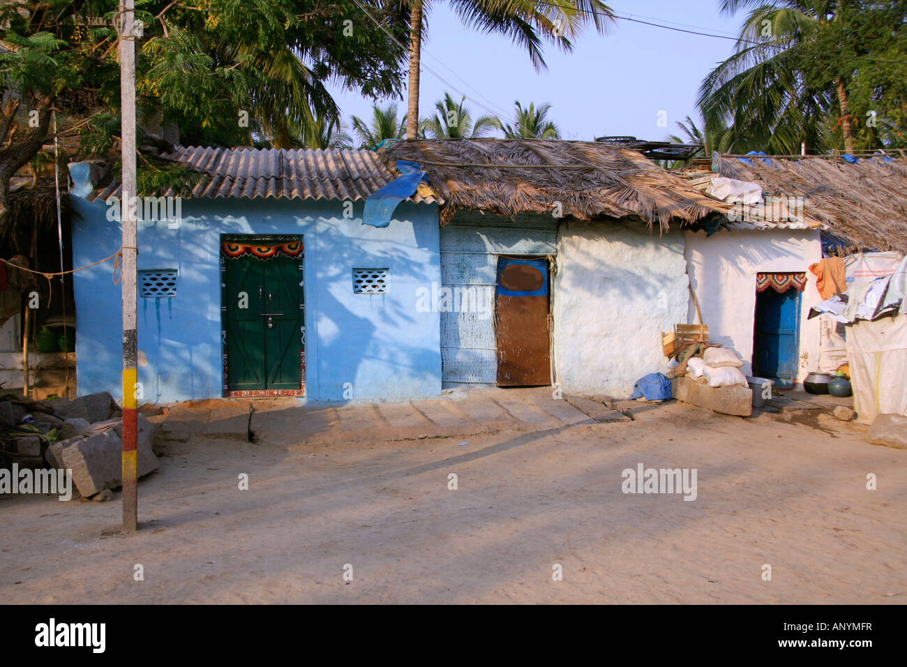 Indian village door detail Banque de photographies et d’images à haute ...