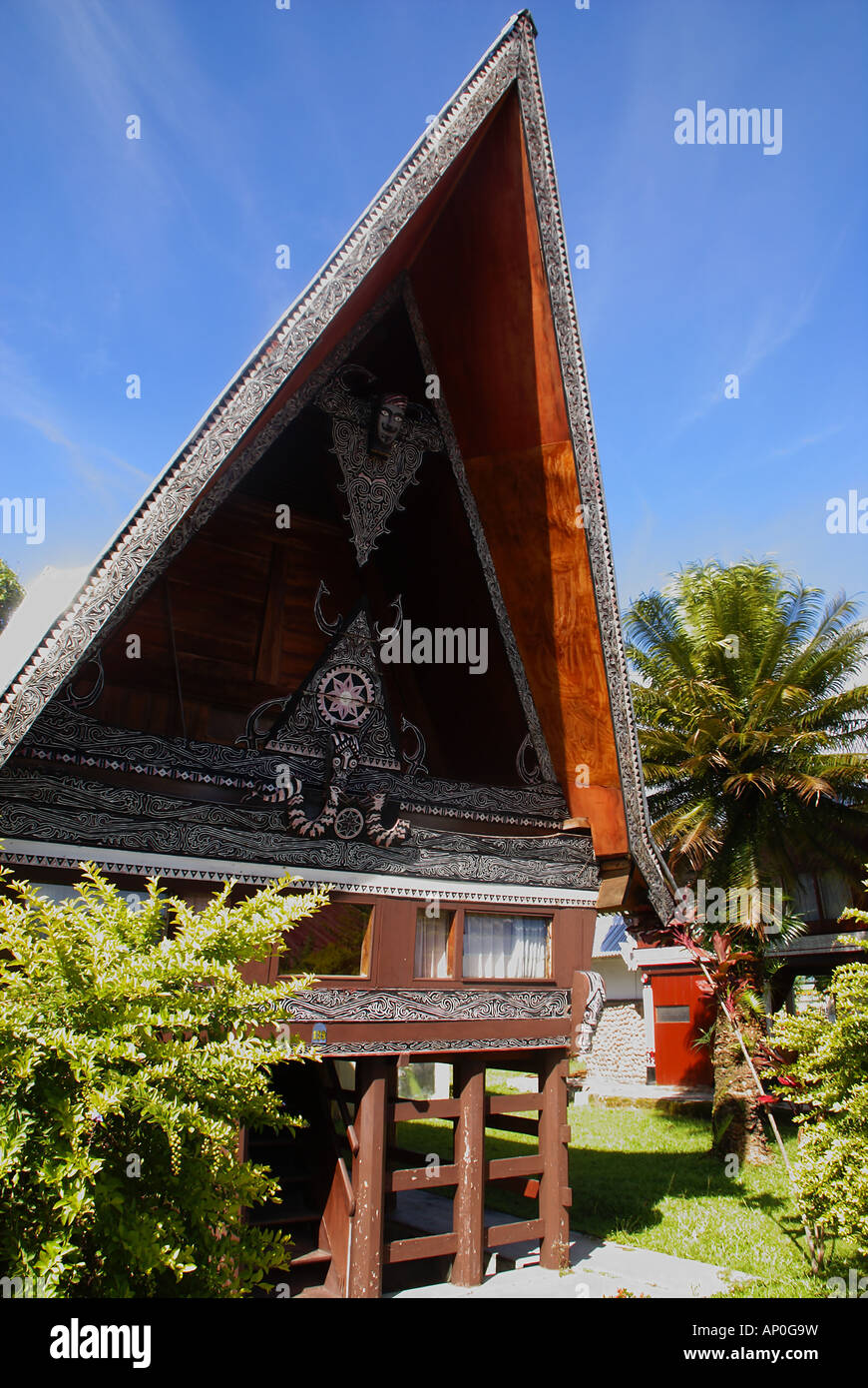 Une petite maison construite en style traditionnel à Batak Parapat sur ...
