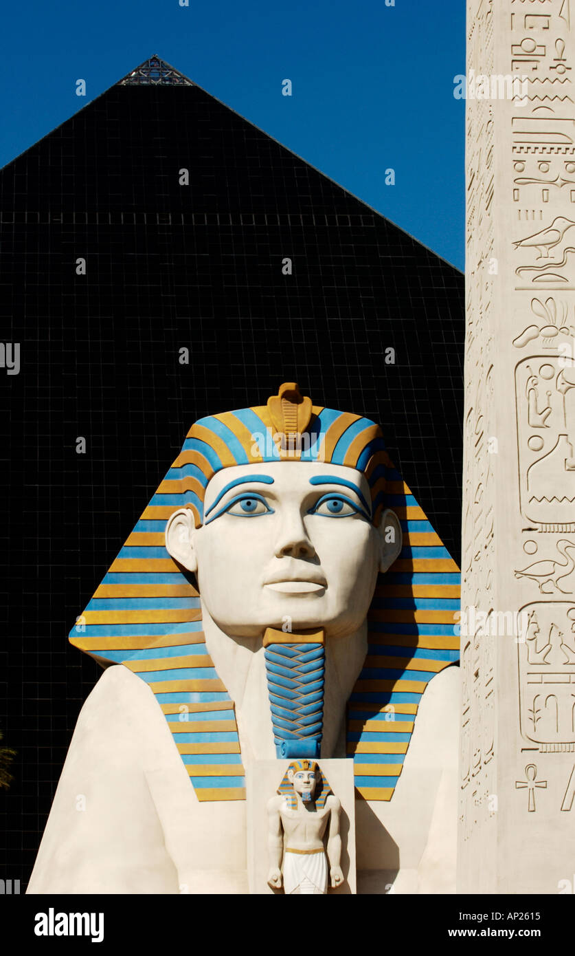 Attraction de luxor avec sphinx et pyramide Banque de photographies et ...
