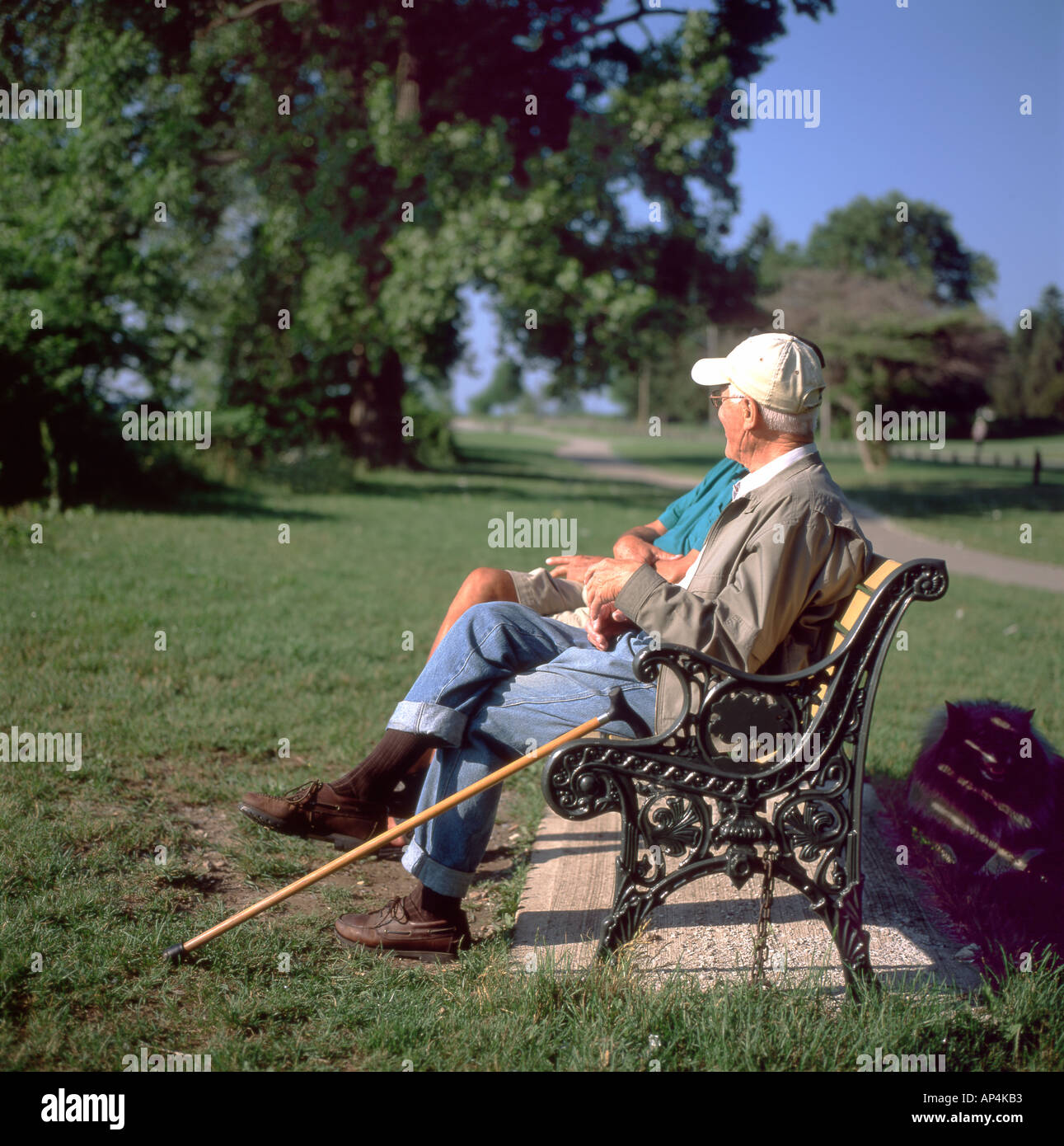 Hommes Assis Sur Un Banc Public Banque De Photographies Et Dimages à