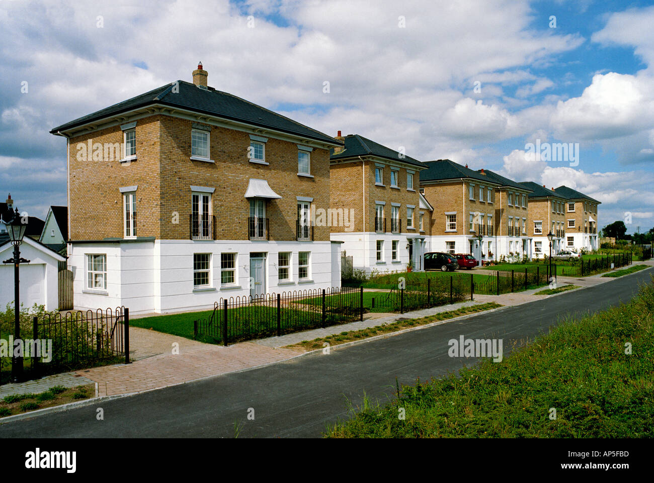 Les petits immeubles d'appartements dans une résidence, conçus pour ...