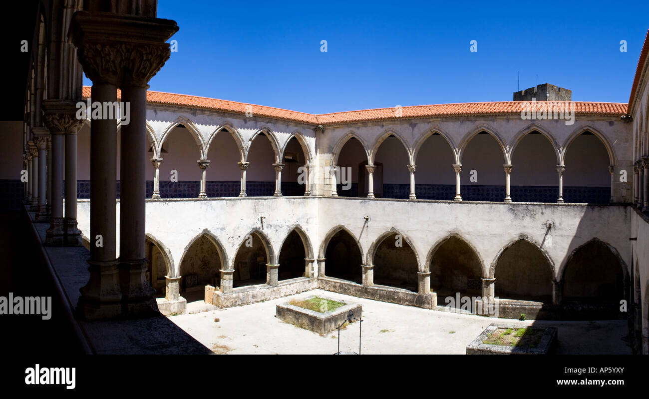 Cloître de lavage dans le temple couvent du Christ à Tomar, Portugal ...