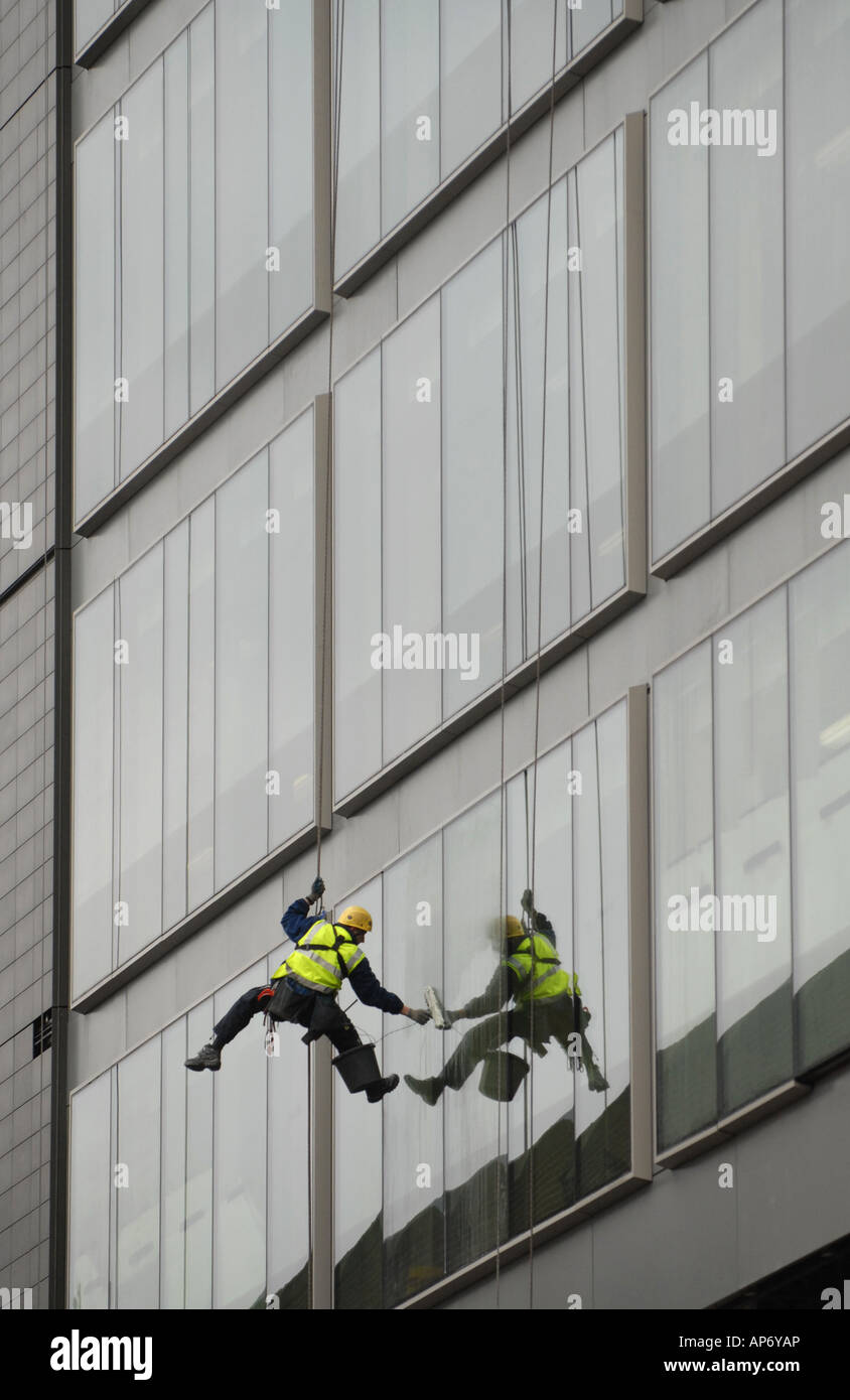 Abseiling window cleaner Banque de photographies et d’images à haute ...