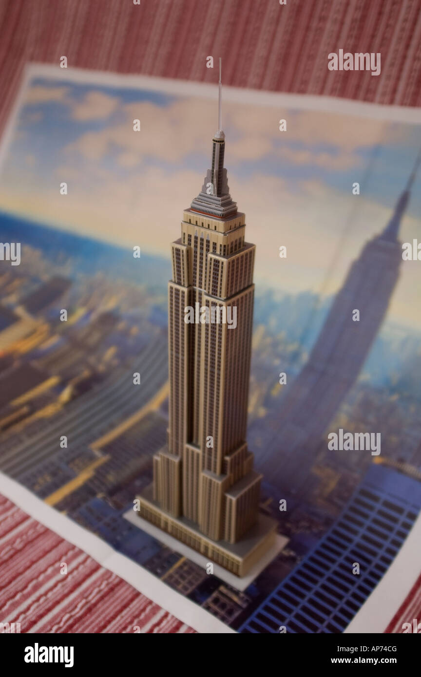 Cardboard model empire state building Banque de photographies et d ...