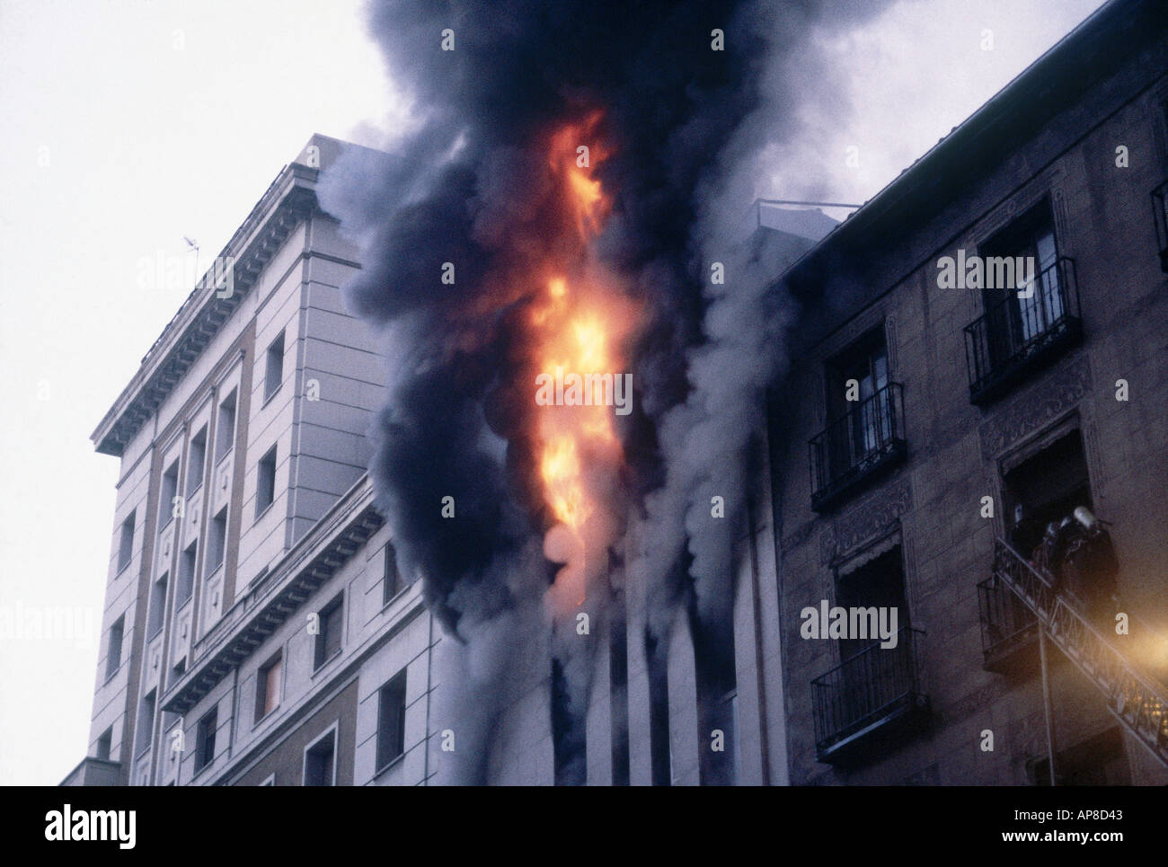 Batiment en flamme Banque de photographies et d’images à haute ...