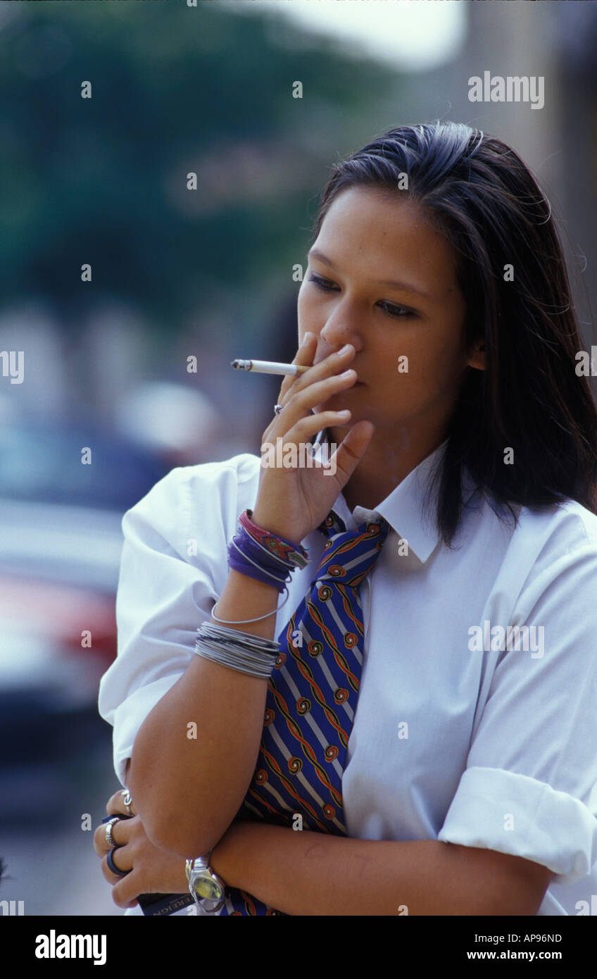 School girls smoking Banque de photographies et d’images à haute ...