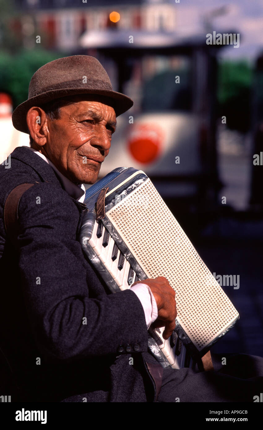 L'accordéoniste de Montmartre - Paris France Photo Stock - Alamy
