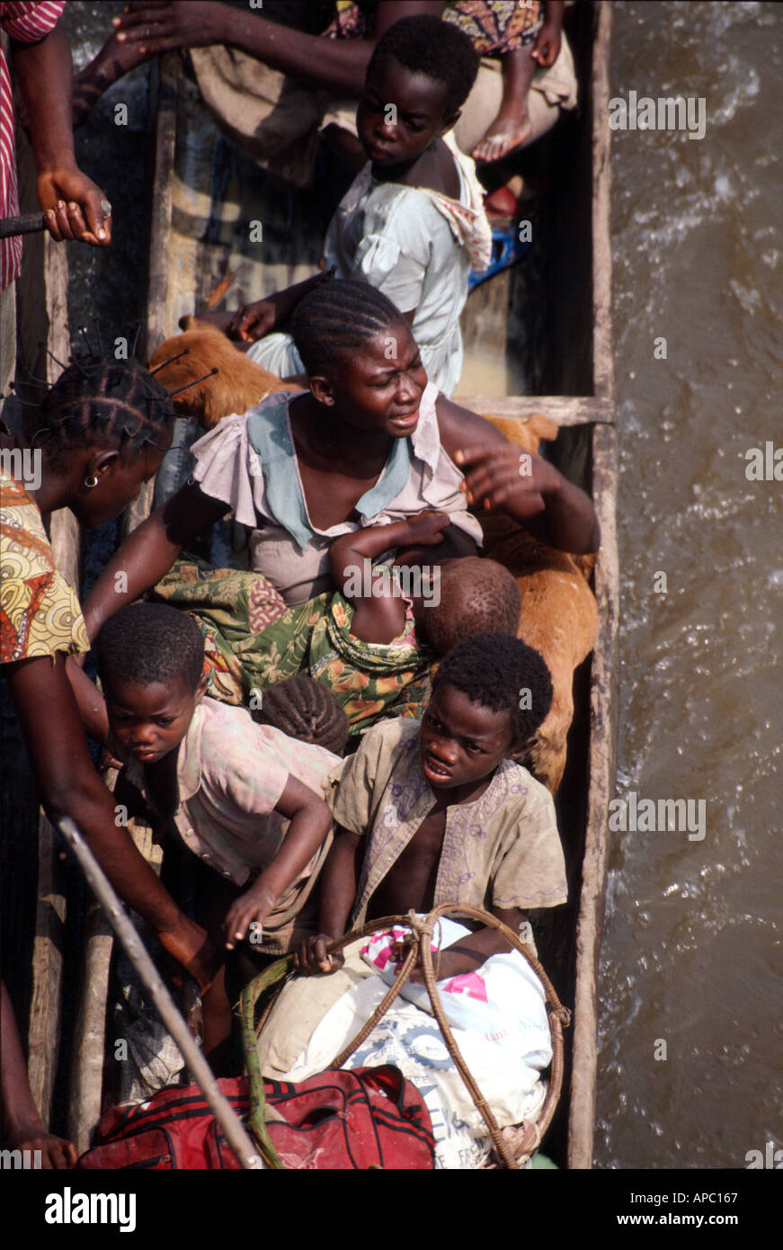 Pirogue dugout congo zaire river Banque de photographies et d’images à ...