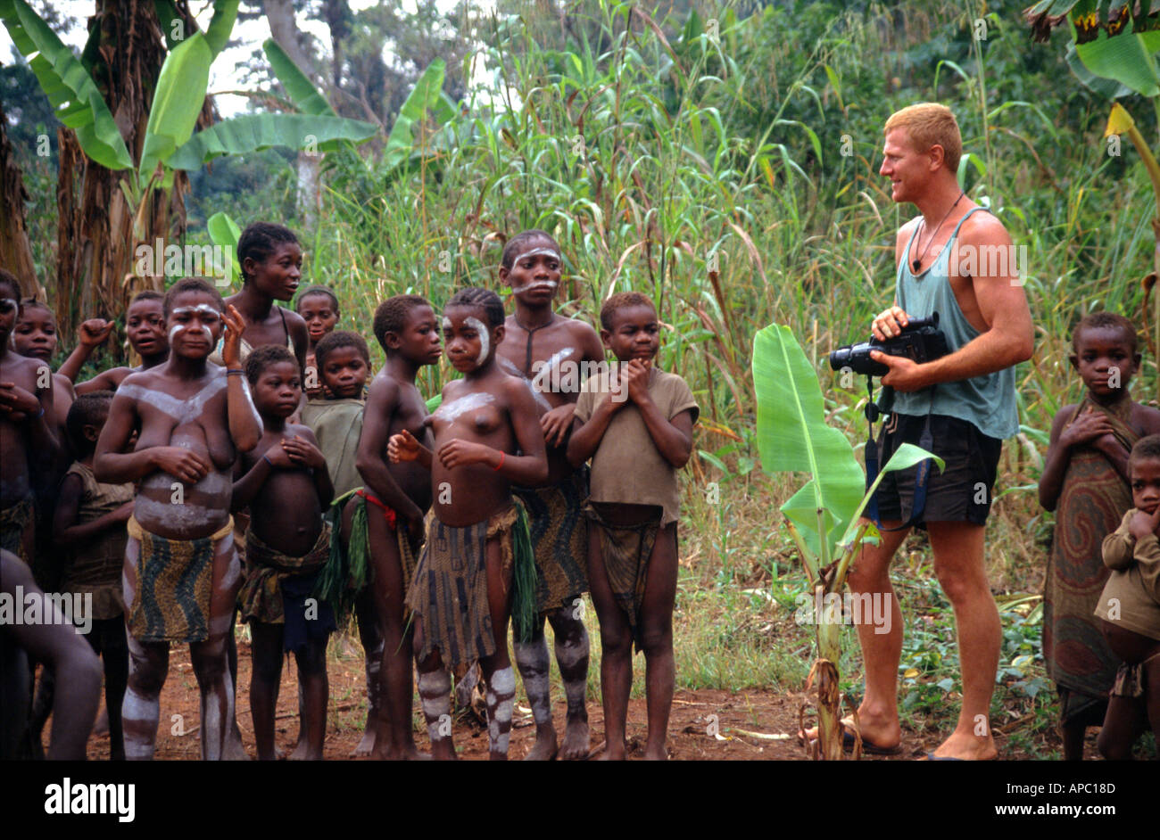 La visite d'un village pygmée D R Congo Zaïre Afrique Centrale Photo ...