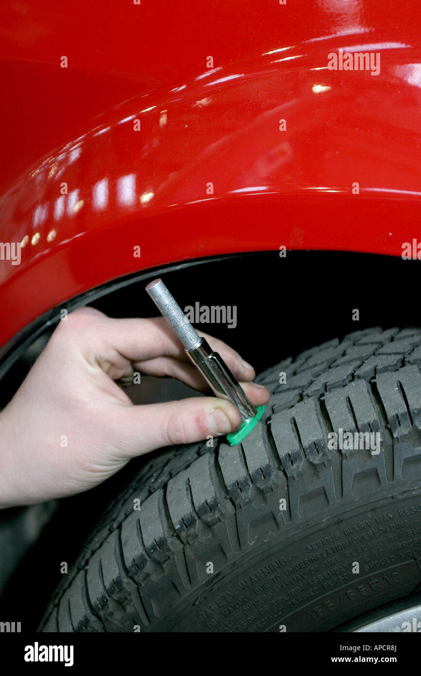 Tyre tread depth Banque de photographies et d’images à haute résolution ...