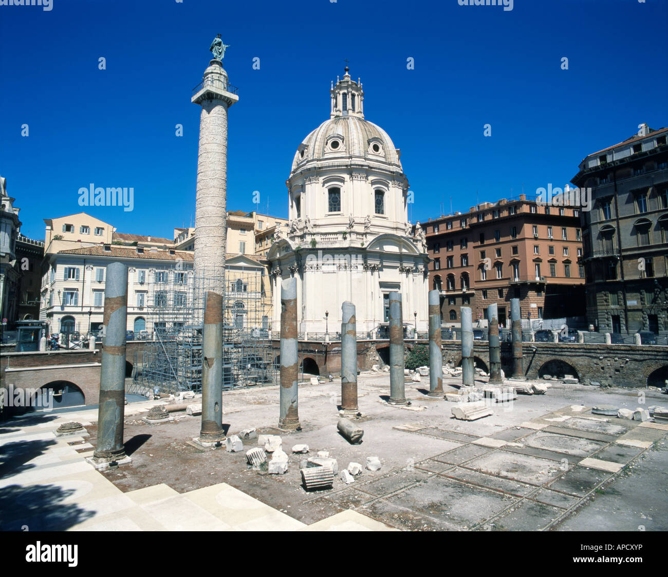 La Colonne Trajane avec sculptures en relief sur le marbre blanc de ...