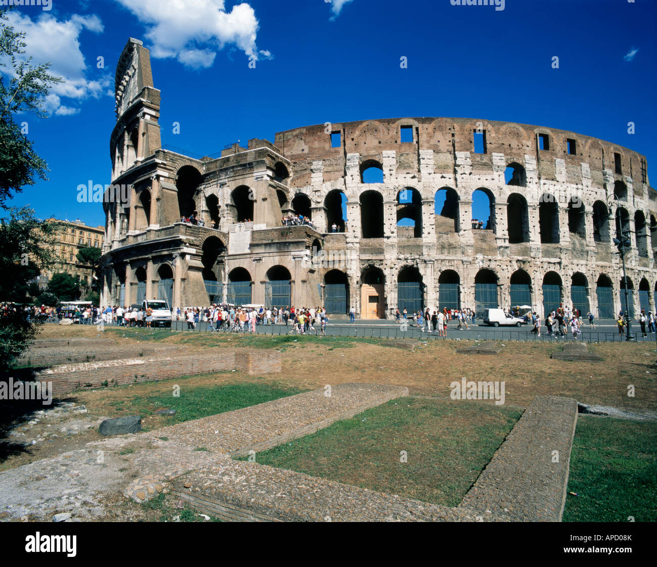 Voir avec les fondations en premier plan du Colisée à Rome, Italie ...