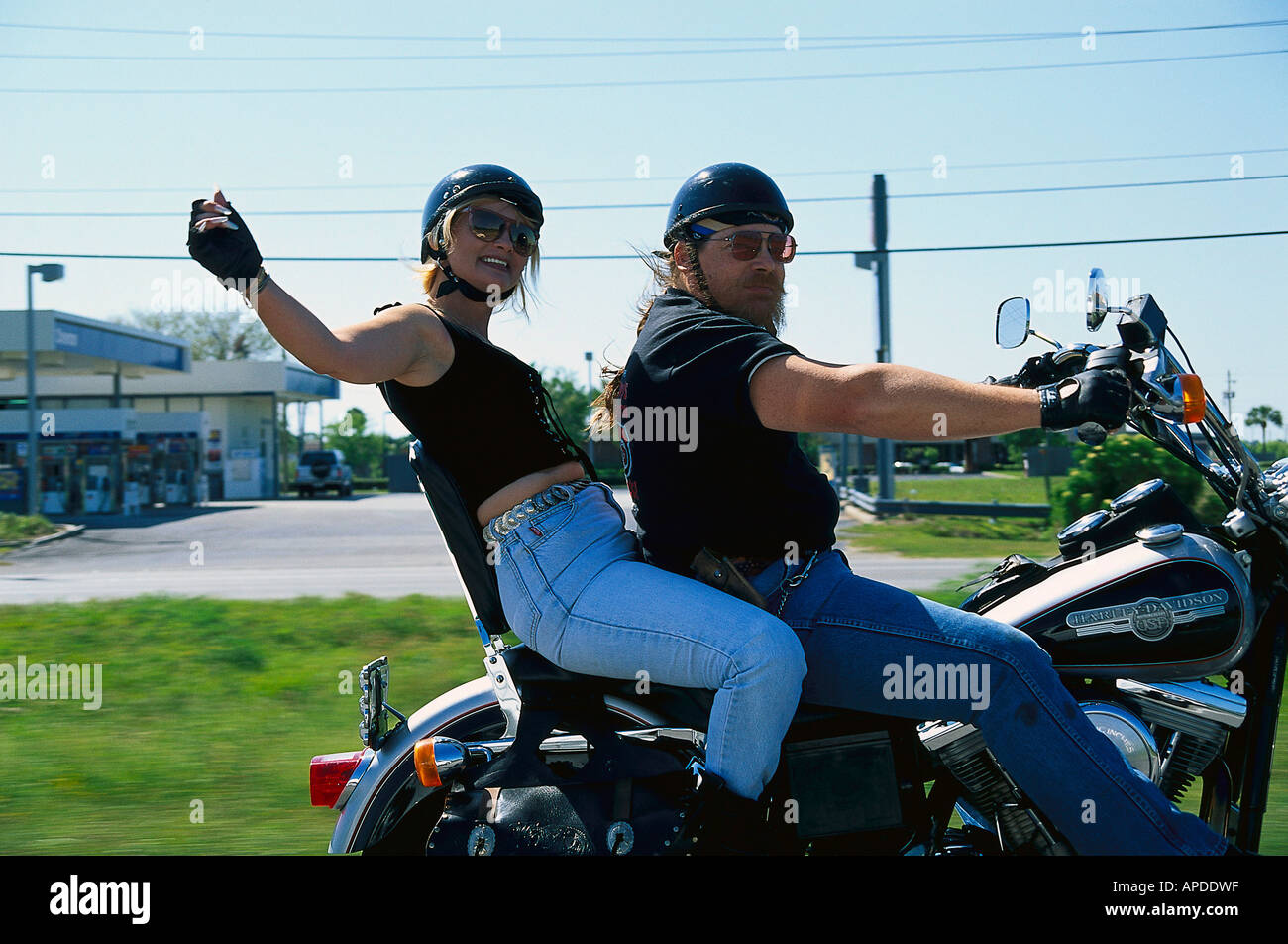 Biker couple on harley davidson Banque de photographies et d’images à ...