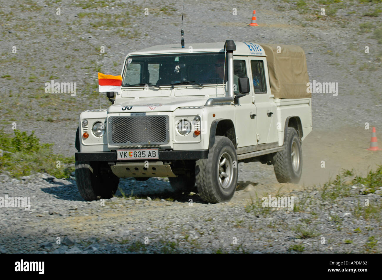 White land rover defender 130 Banque de photographies et d’images à ...