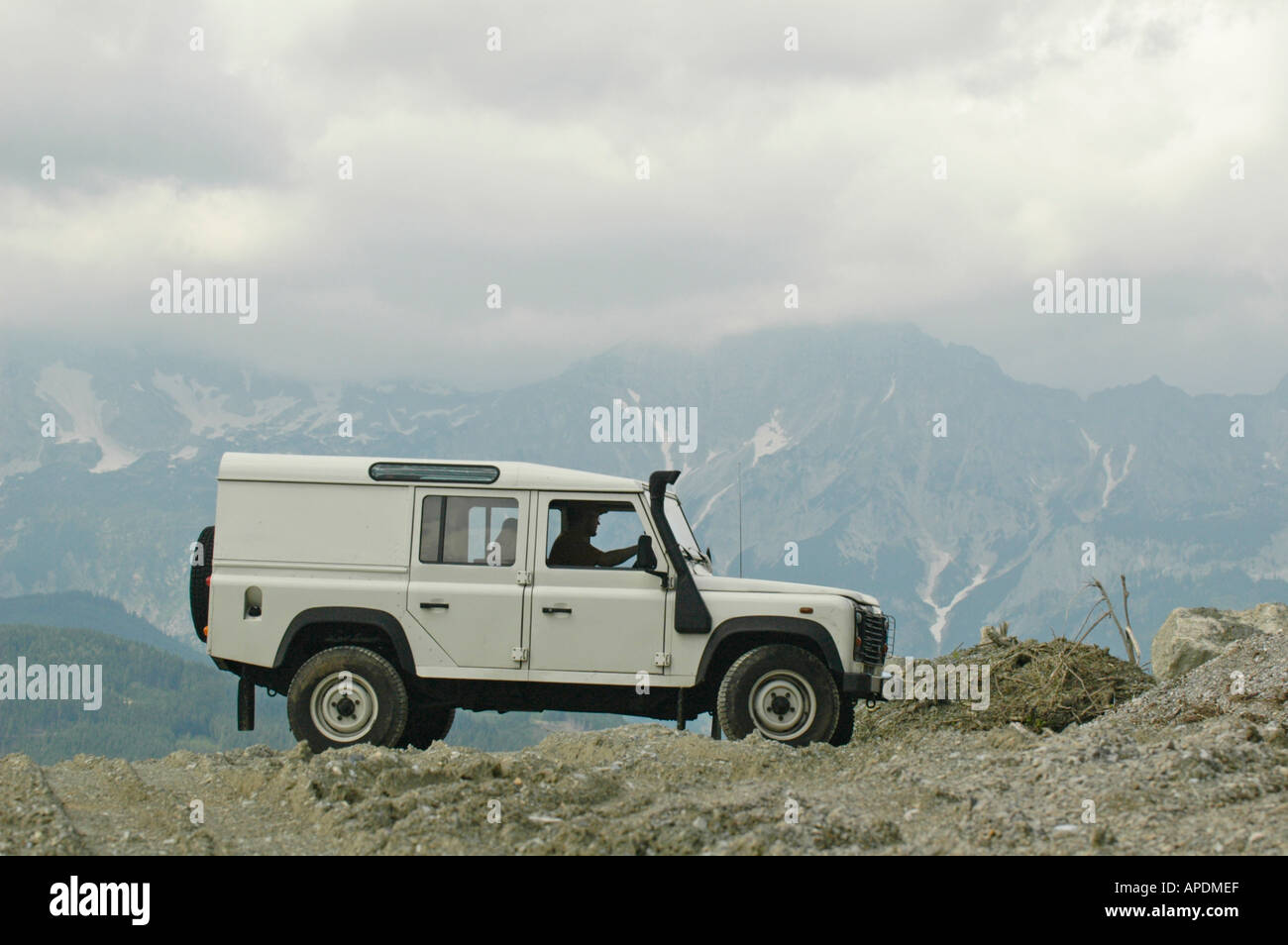 Land rover defender td5 blanc Banque de photographies et d’images à ...