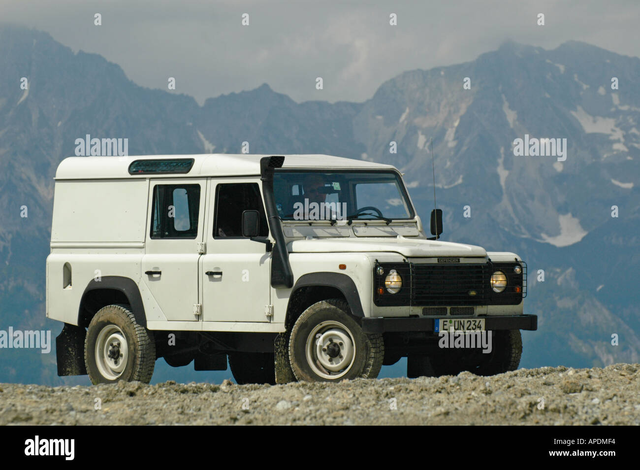 Land rover defender td5 blanc Banque de photographies et d’images à ...