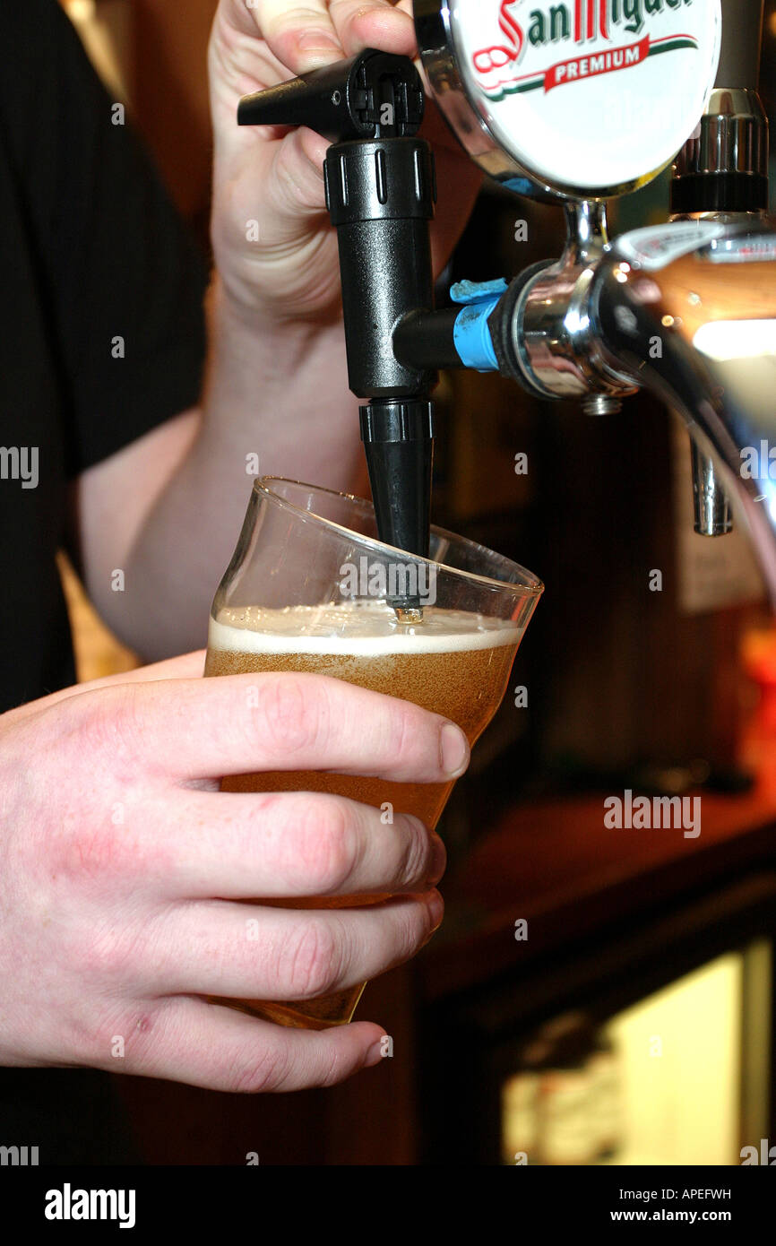 Buying beer pub Banque de photographies et d’images à haute résolution - Alamy