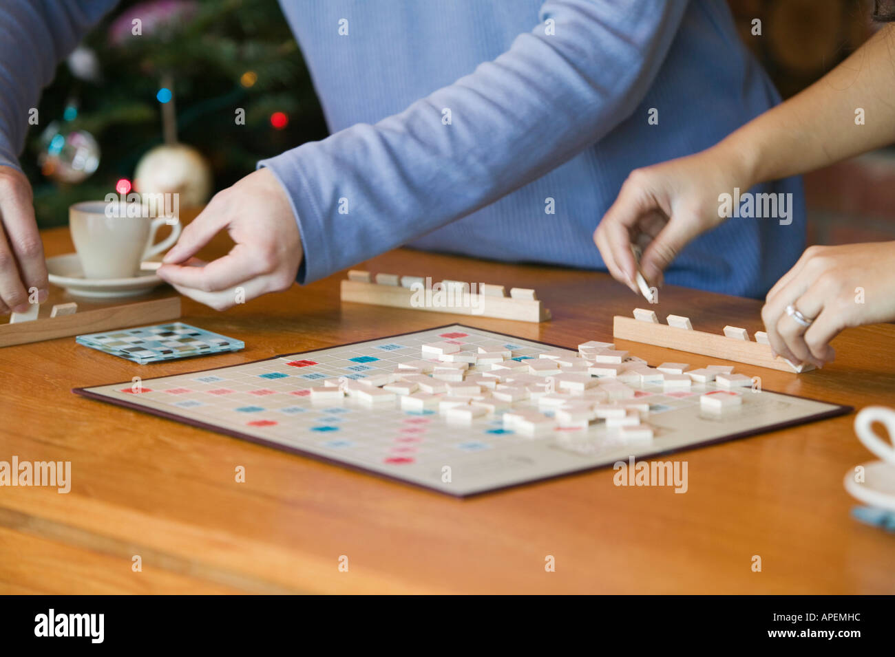 Playing scrabble Banque de photographies et d’images à haute résolution ...