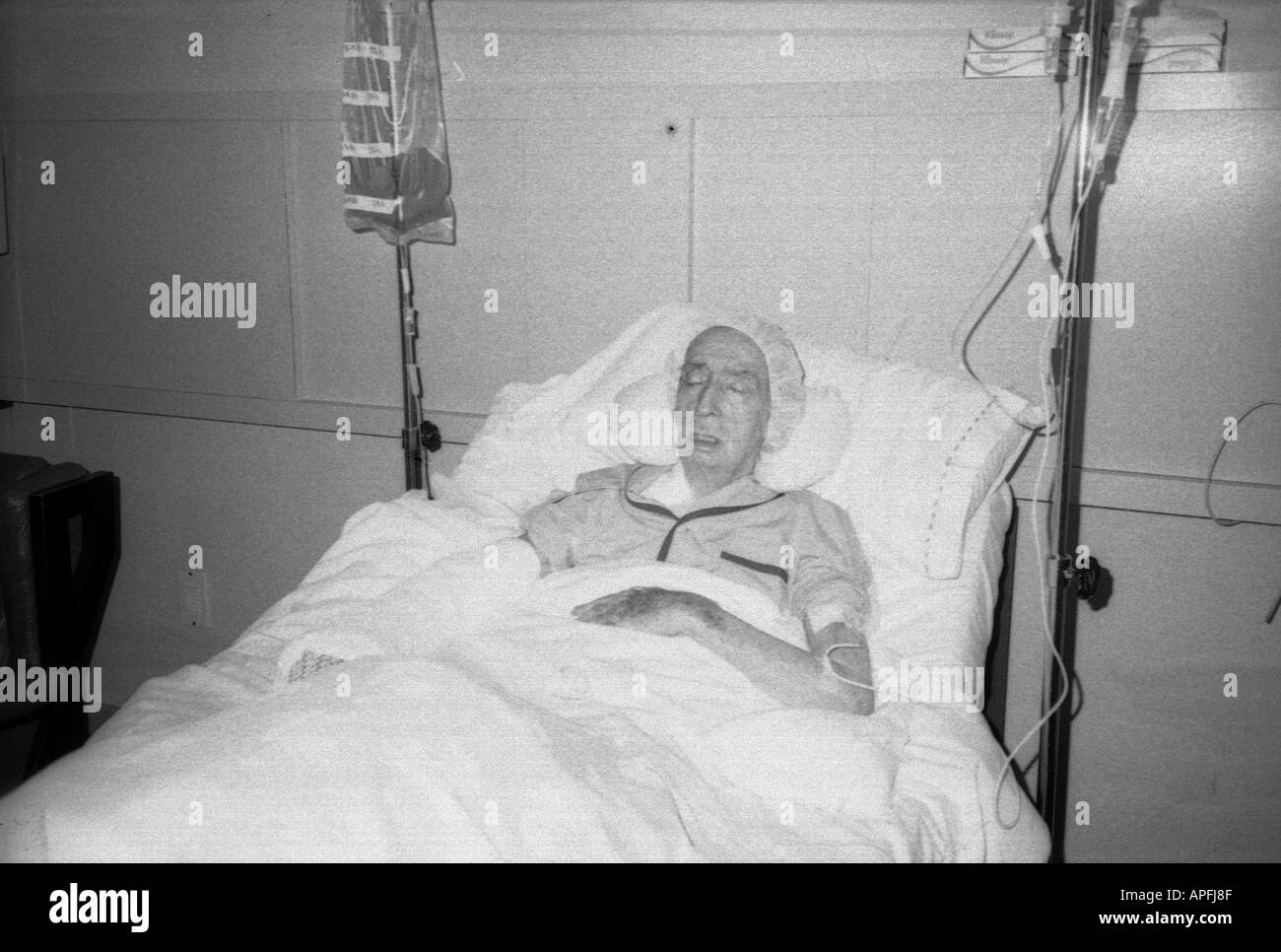 Salvador Dali à l'hôpital après un incendie a éclaté dans sa chambre à ...