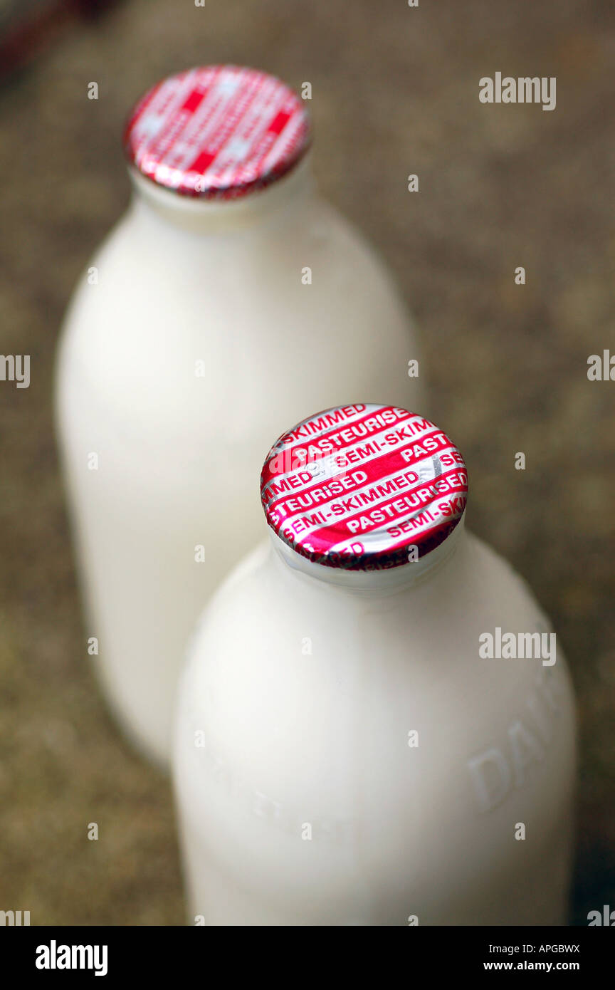 Une pinte de bouteilles de lait livrées à une porte, UK Photo Stock - Alamy