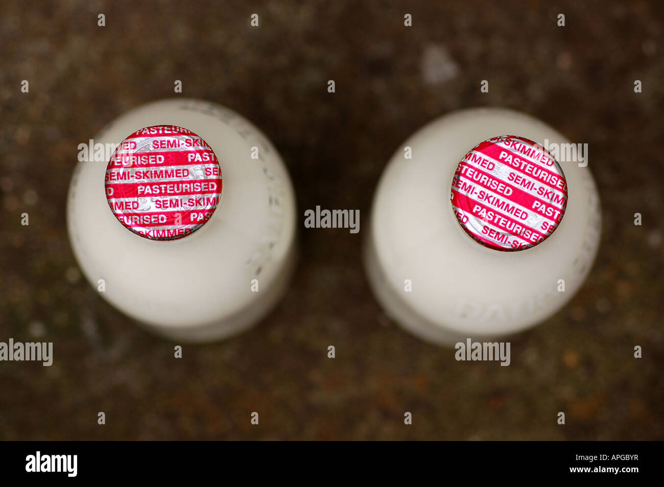 Une pinte de bouteilles de lait livrées à une porte, UK Photo Stock - Alamy