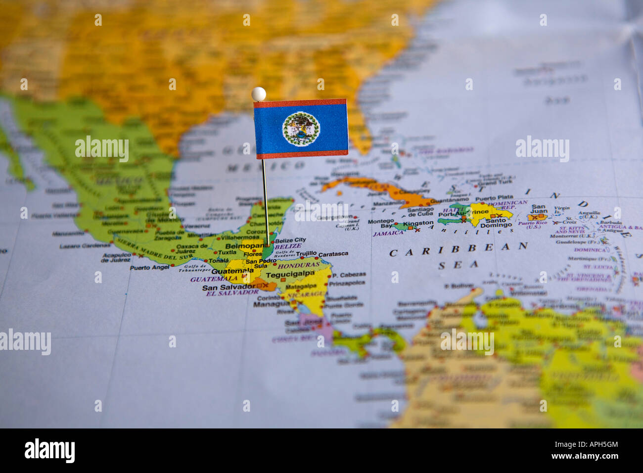 L'axe du drapeau placé sur la carte du monde dans la capitale du Belize ...