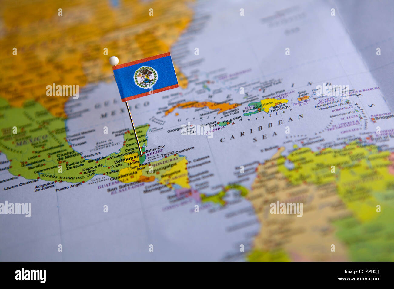 L'axe du drapeau placé sur la carte du monde dans la capitale du Belize ...