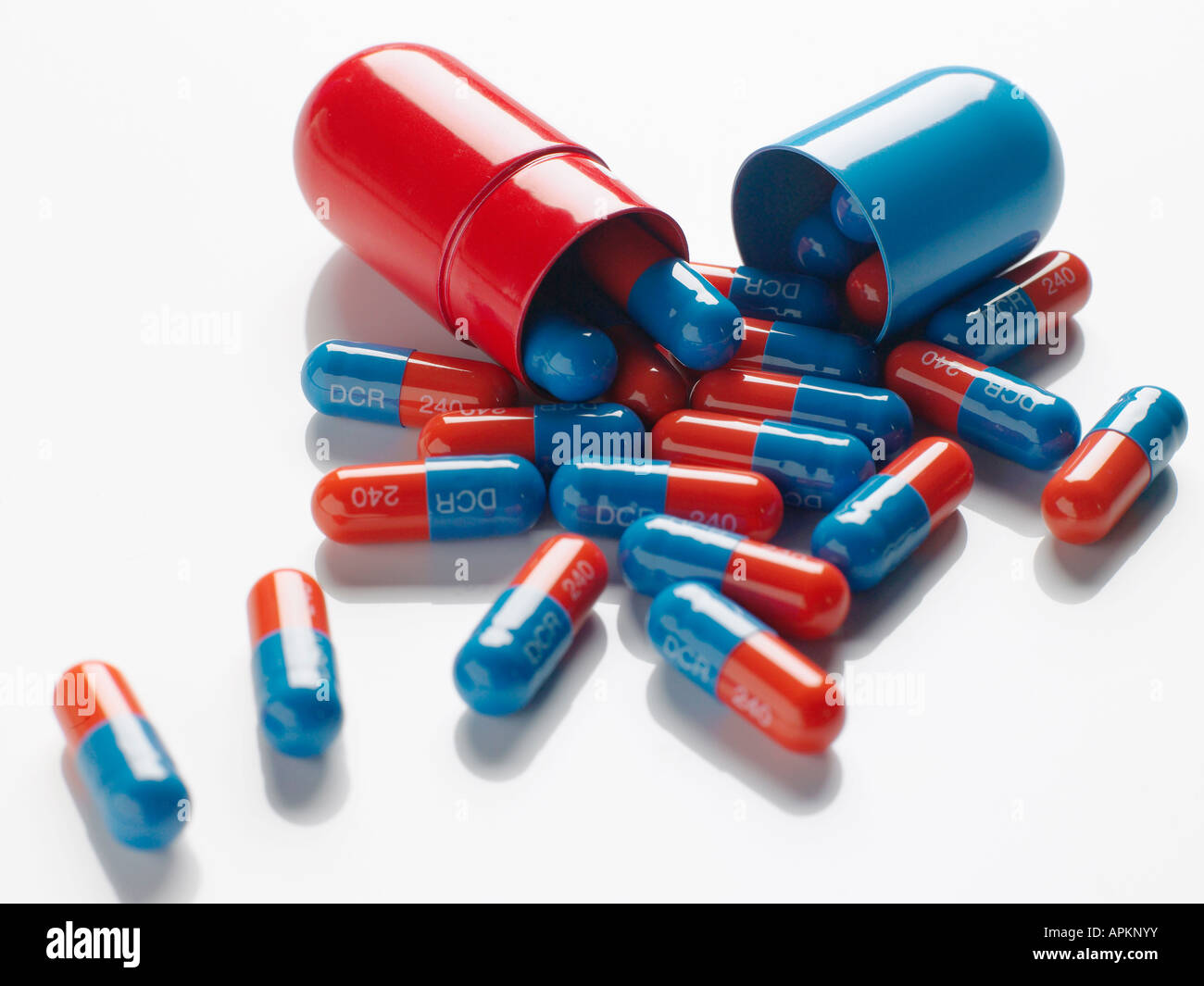 Capsules bleues bouteilles capsules rouges Banque de photographies et d ...