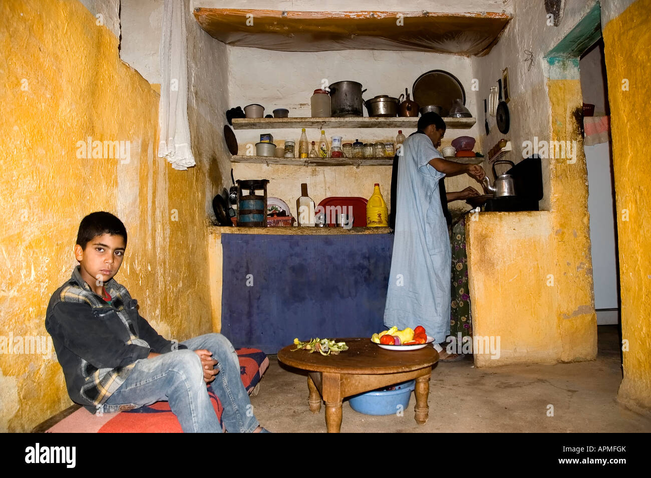 Aziz, un Marocain guy, préparer les repas dans la cuisine de son frère ...