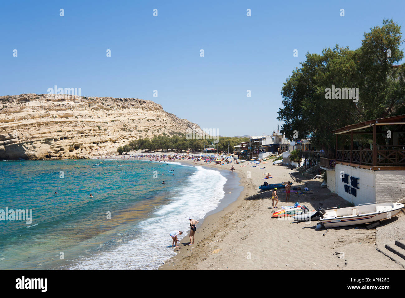 Plage avec Cliff et grottes derrière, Matala, Côte Sud, Province d ...