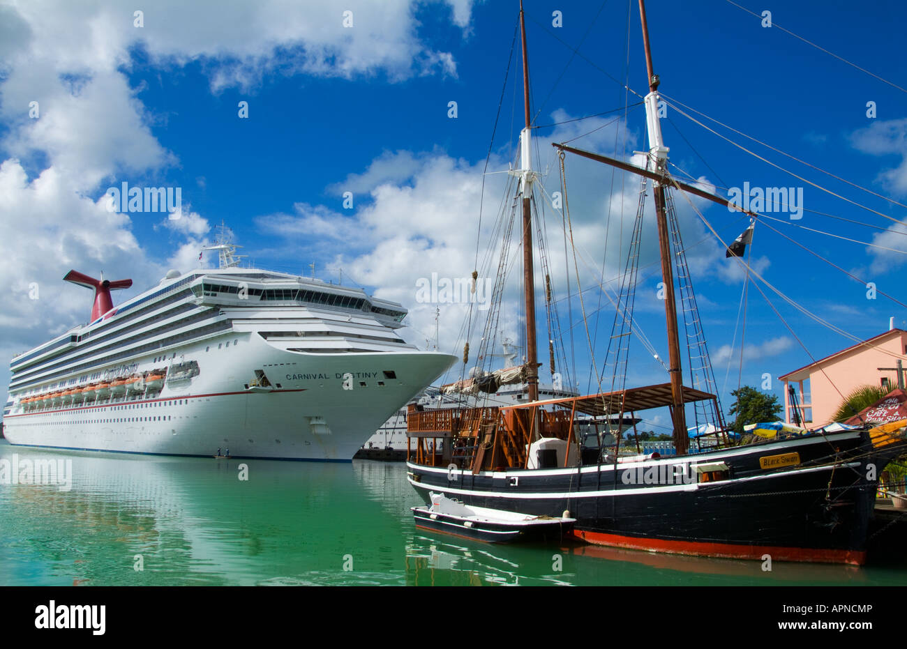 Nouveau bateau de croisière Carnival Destiny à port contrastant avec ...