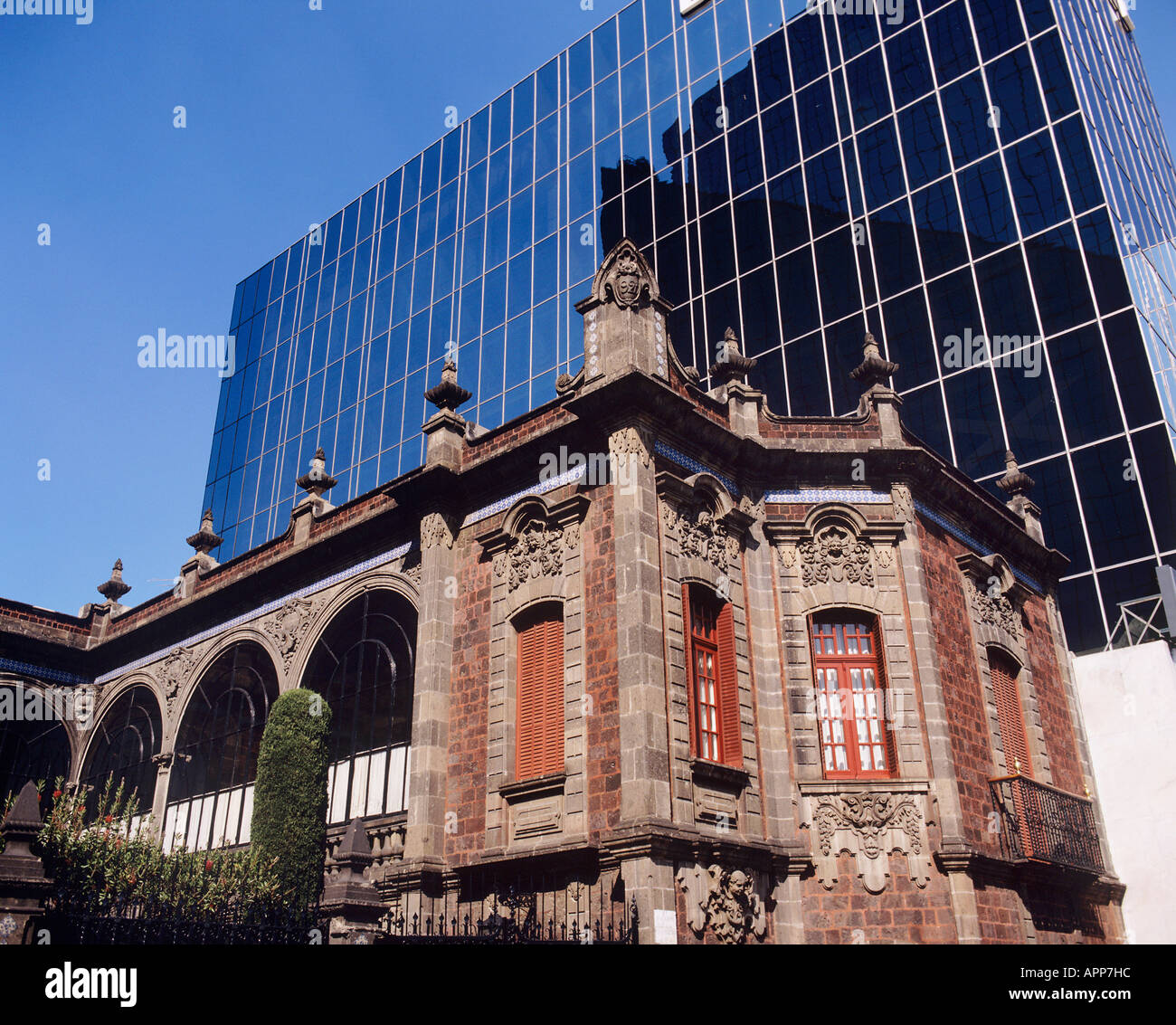 Un bâtiment de style colonial avec des sculptures sur pierre d'une ...