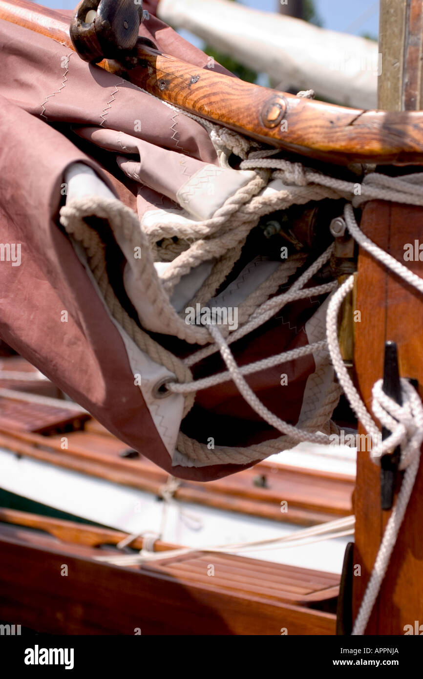 Détails de vieux bateau en bois traditionnel vieilli Photo Stock - Alamy