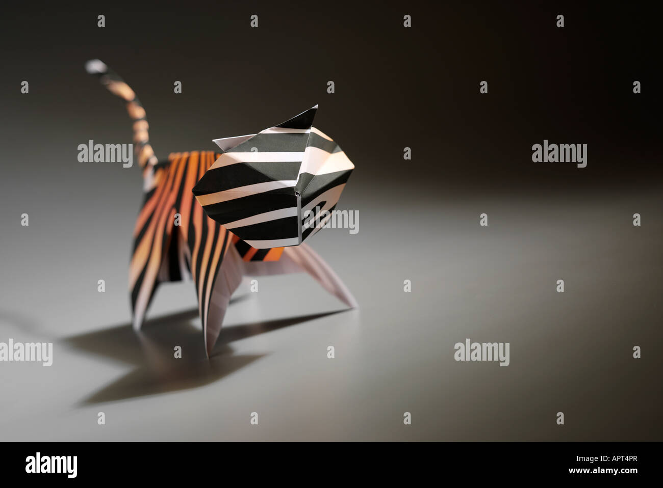 Paper tiger origami fold Banque de photographies et d’images à haute ...