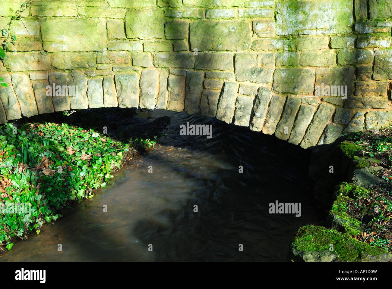 Eau qui coule sous le pont Banque de photographies et d’images à haute ...