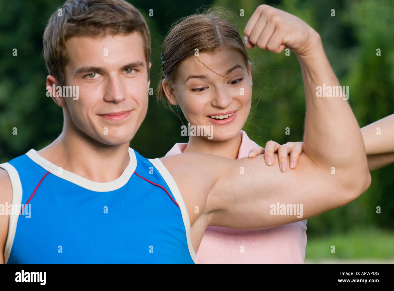 Portrait of young woman touching biceps de petit ami Photo Stock - Alamy