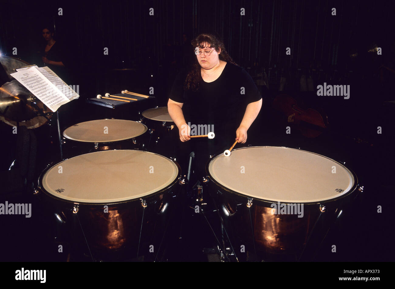 Une femme joue Banque de photographies et d’images à haute résolution ...